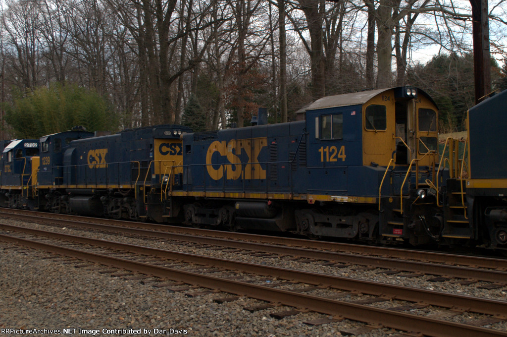 CSX SW1001 1124 and CSX MP15T 1239 front to front on X805-31